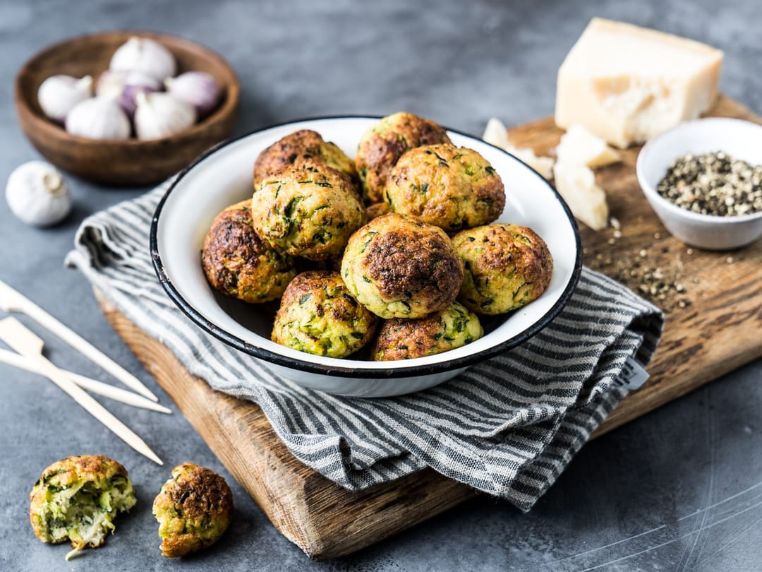 Zucchini balls with parmesan from the hot air fryer – Severin